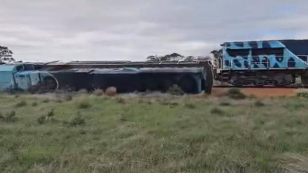 Line remains closed after CBH grain train derailment - Grain Central